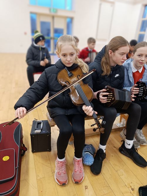 Gaelscoil Na Cruaiche: Ceol